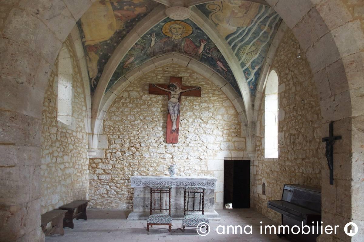 Château médiéval avec chapelle – vue splendide